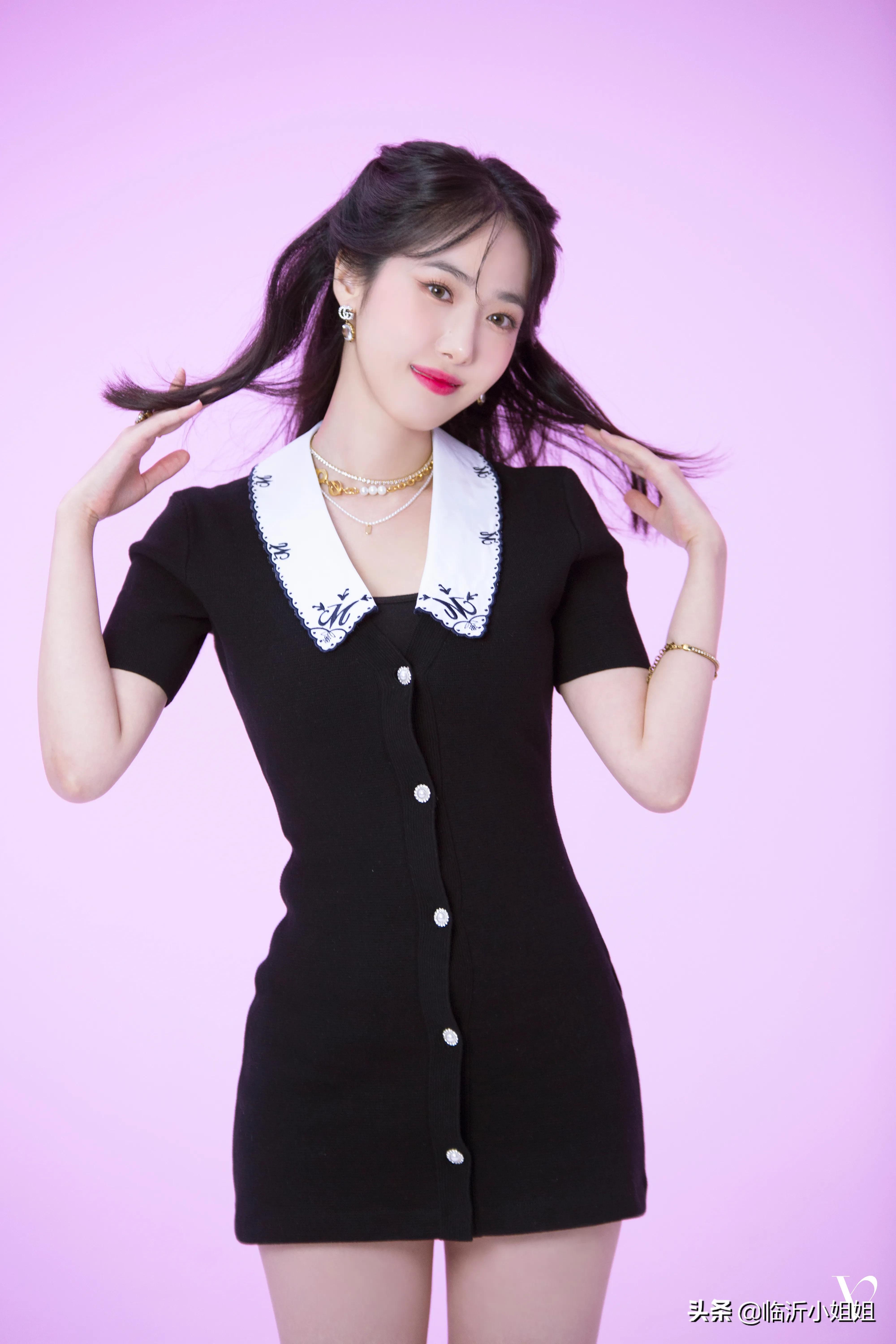 Huang Enfei, a refreshing and beautiful young girl, with a tender and ...