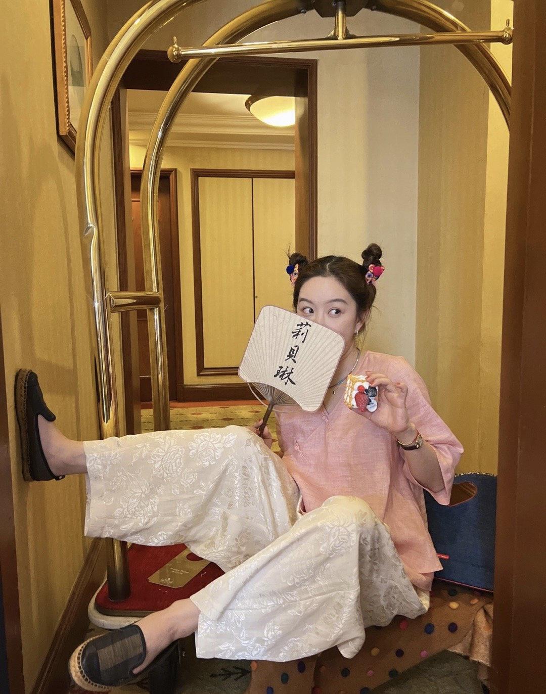 A popular color this year, called "bean paste color", is more dignified ...