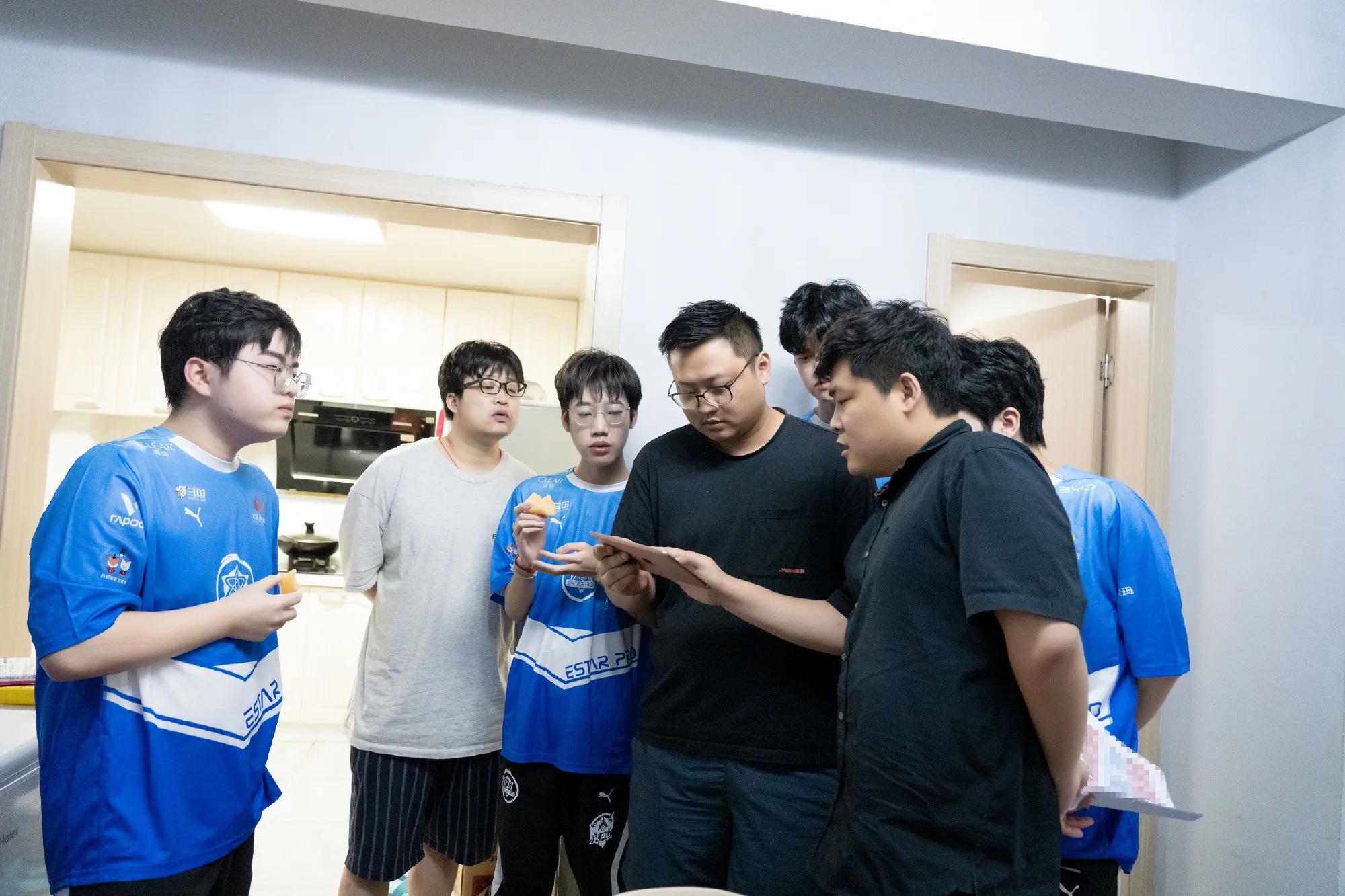 Wuhan estar defeated KSG and easily won the winner's group. KSG can enter the S group thanks to ...