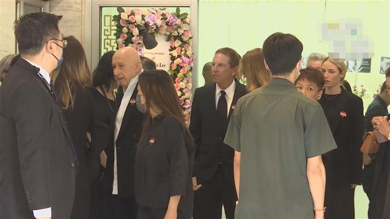 Coco Lee burst into tears at the funeral, Jenny helped Ling to hold ...