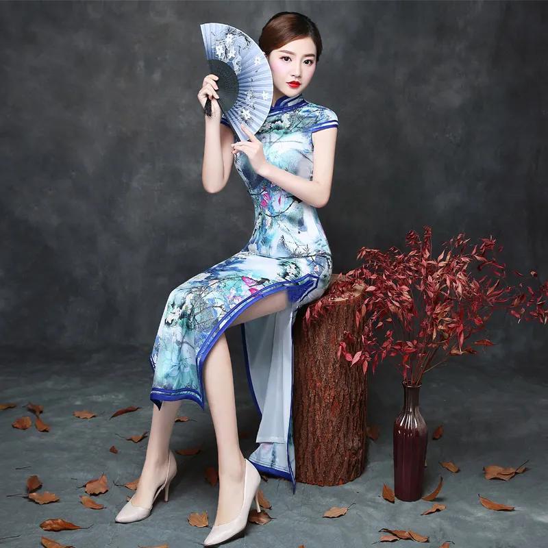 The cheongsam is elegant and graceful, the spring breeze is blowing the ...