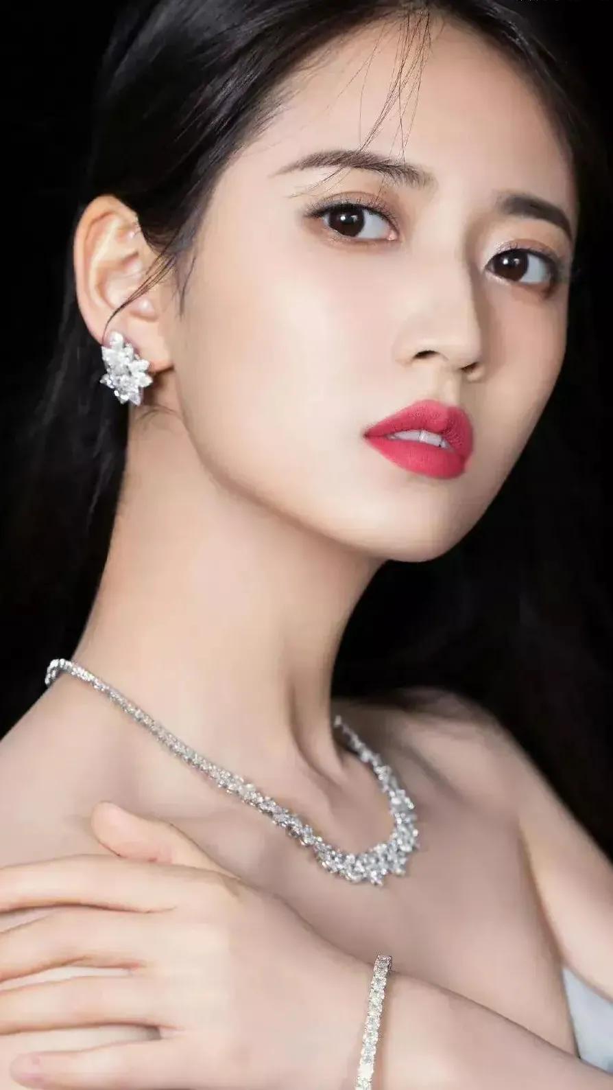 Chen Yuqi's exquisite atlas is beautiful and moving - iMedia