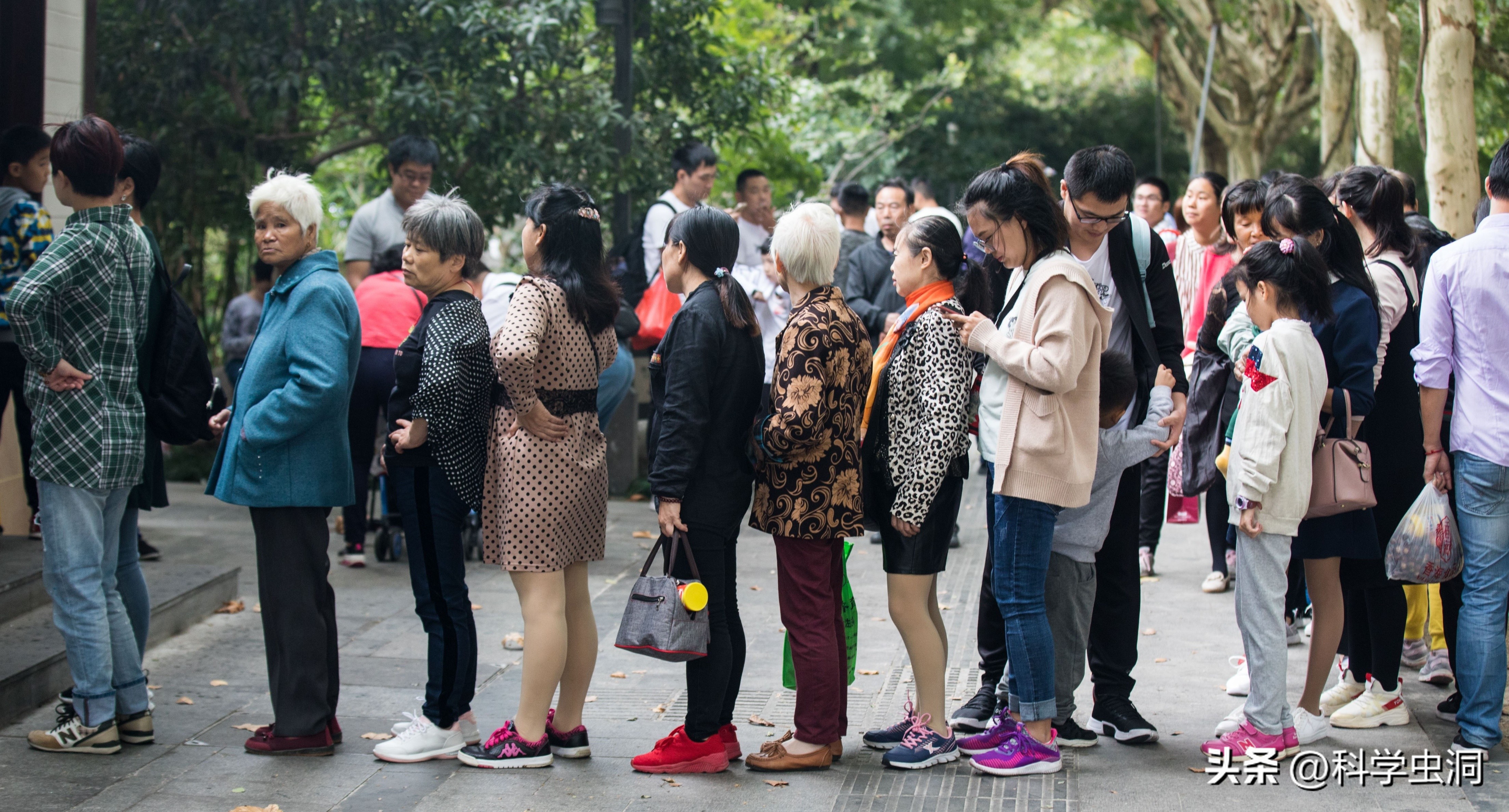 Why are there always long queues in the women's toilet and what are ...