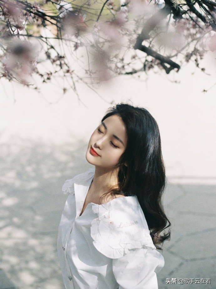 Beautiful actress Ma Qianqian enjoys the charming photos, so cute - iNEWS