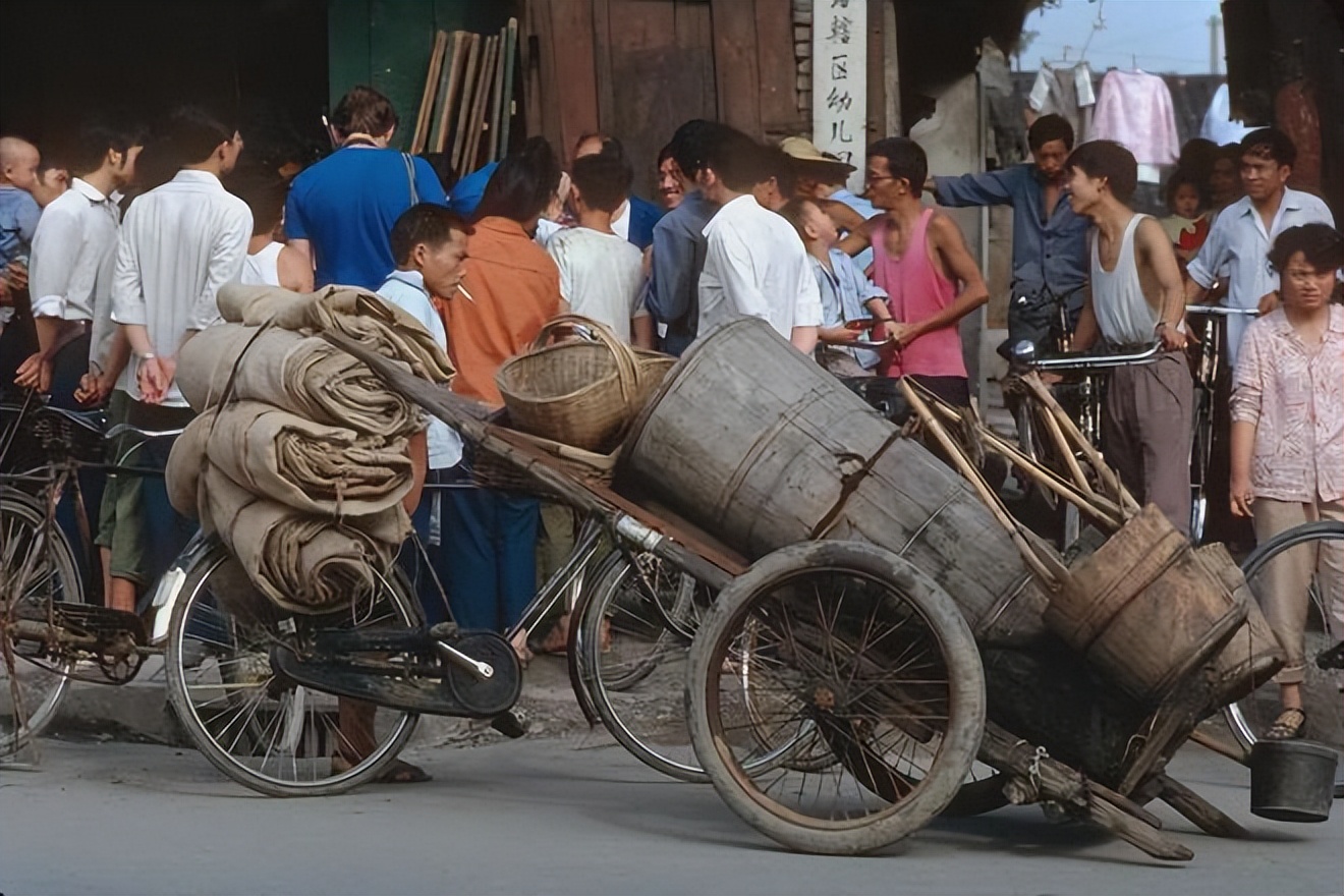 Old photos of Chengdu in the early 1980s - iNEWS