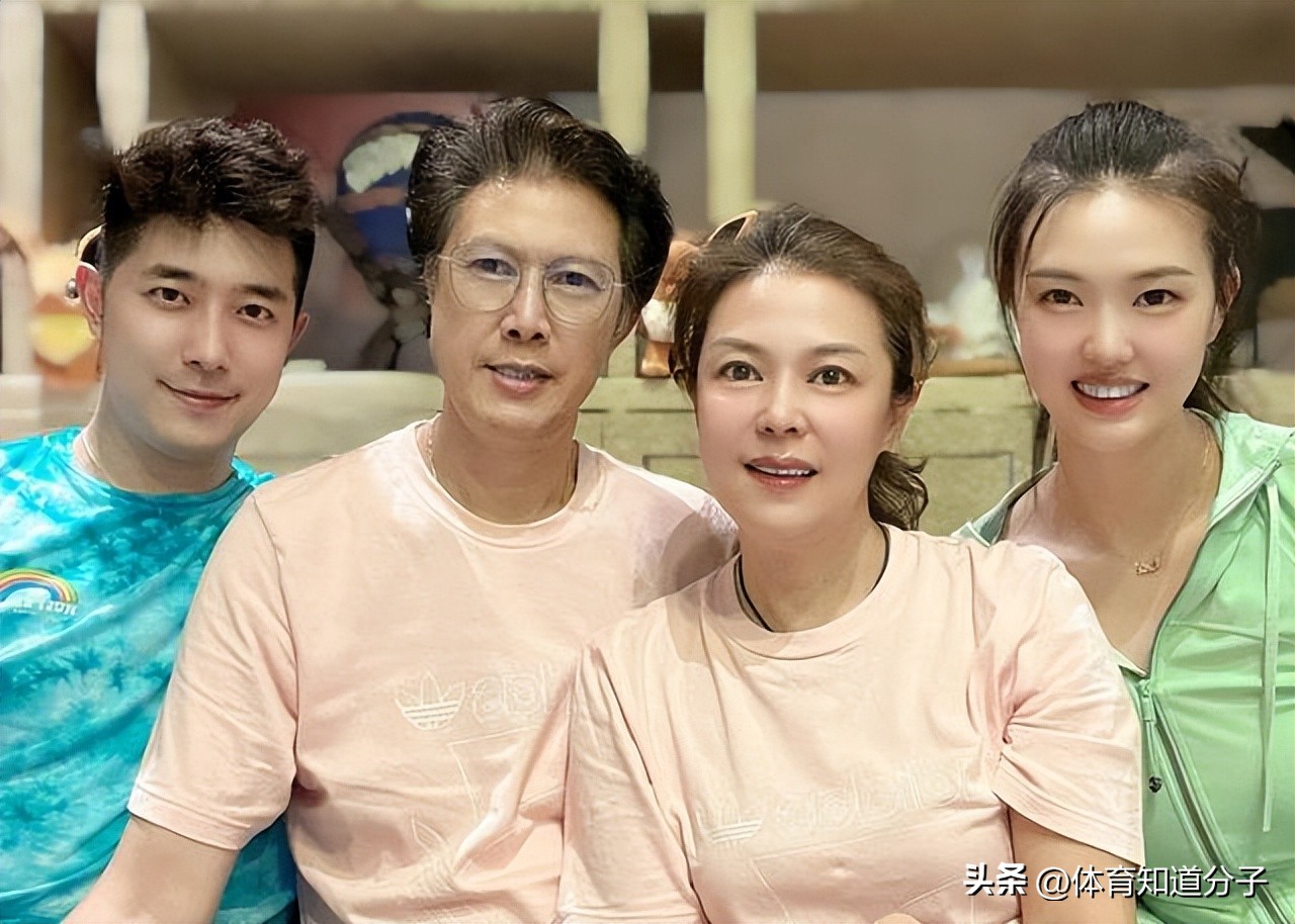 Zhang Changning's 50-year-old mother's face is glowing!Snuggling next ...