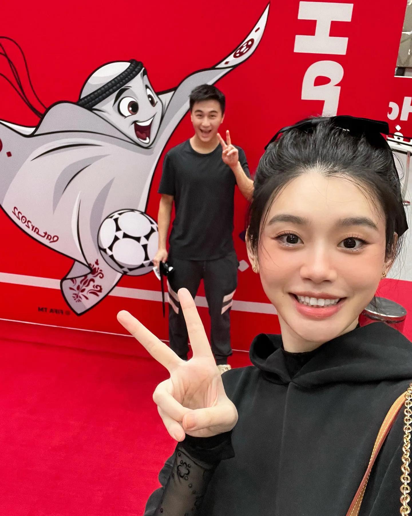 Xi Mengyao posted photos of the World Cup, and her husband He Youjun is very husband and wife ...