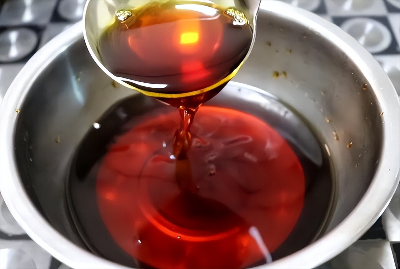 Stir-fried sugar color, directly frying with rock sugar will be ...