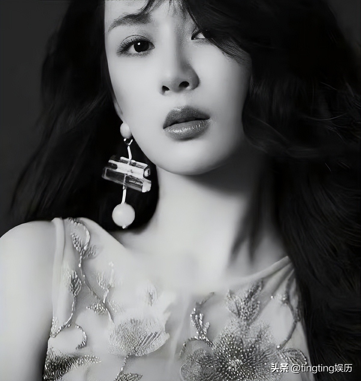 Yang Zi's big wave face shot with the original camera + red skirt with ...