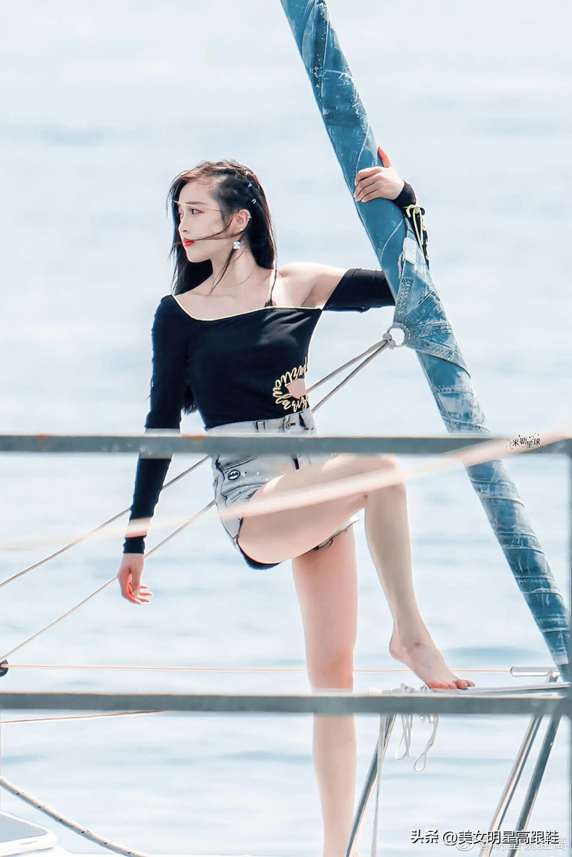 Wu Xuanyi sailing hot pants bare feet - iMedia