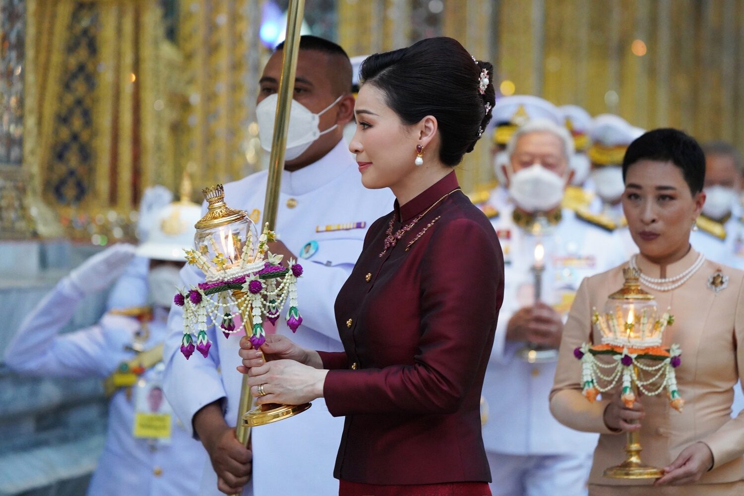 Suthida kneeling and hugging the princess is so humble!I have the ...