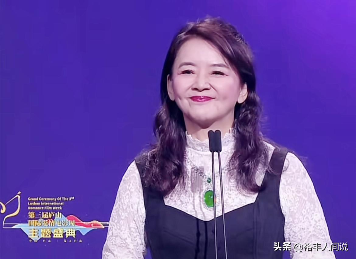 64-year-old Hu Huizhong appeared in Mount Lu, and blew kisses from Dai Shuo's big gem, dressed ...