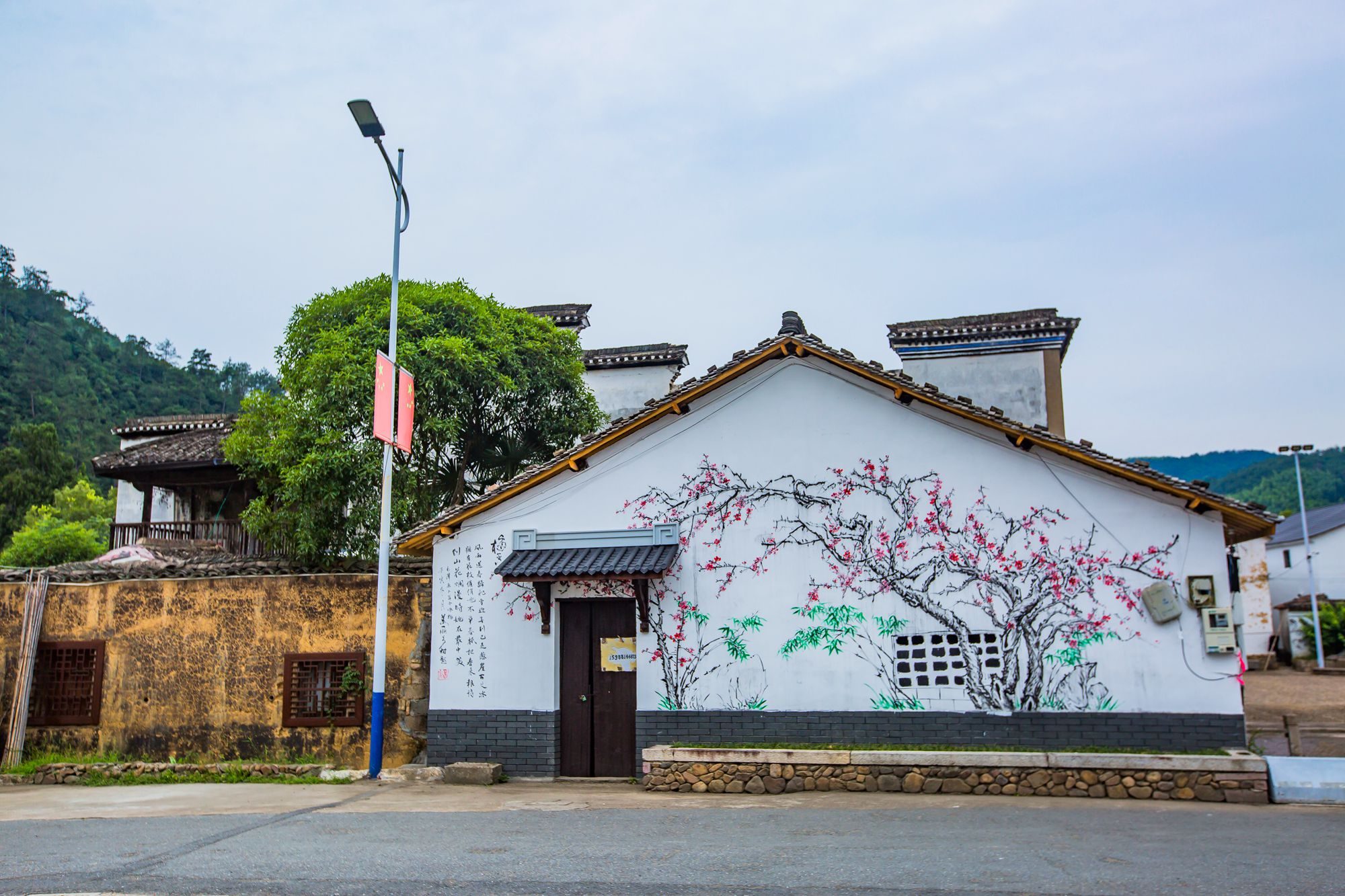 There is a Maoping Village in Tonglu, Hangzhou, with green mountains ...