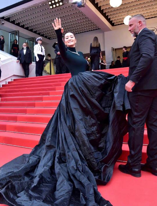 Gong Li wore a red "battle robe" and appeared on the Cannes red carpet ...
