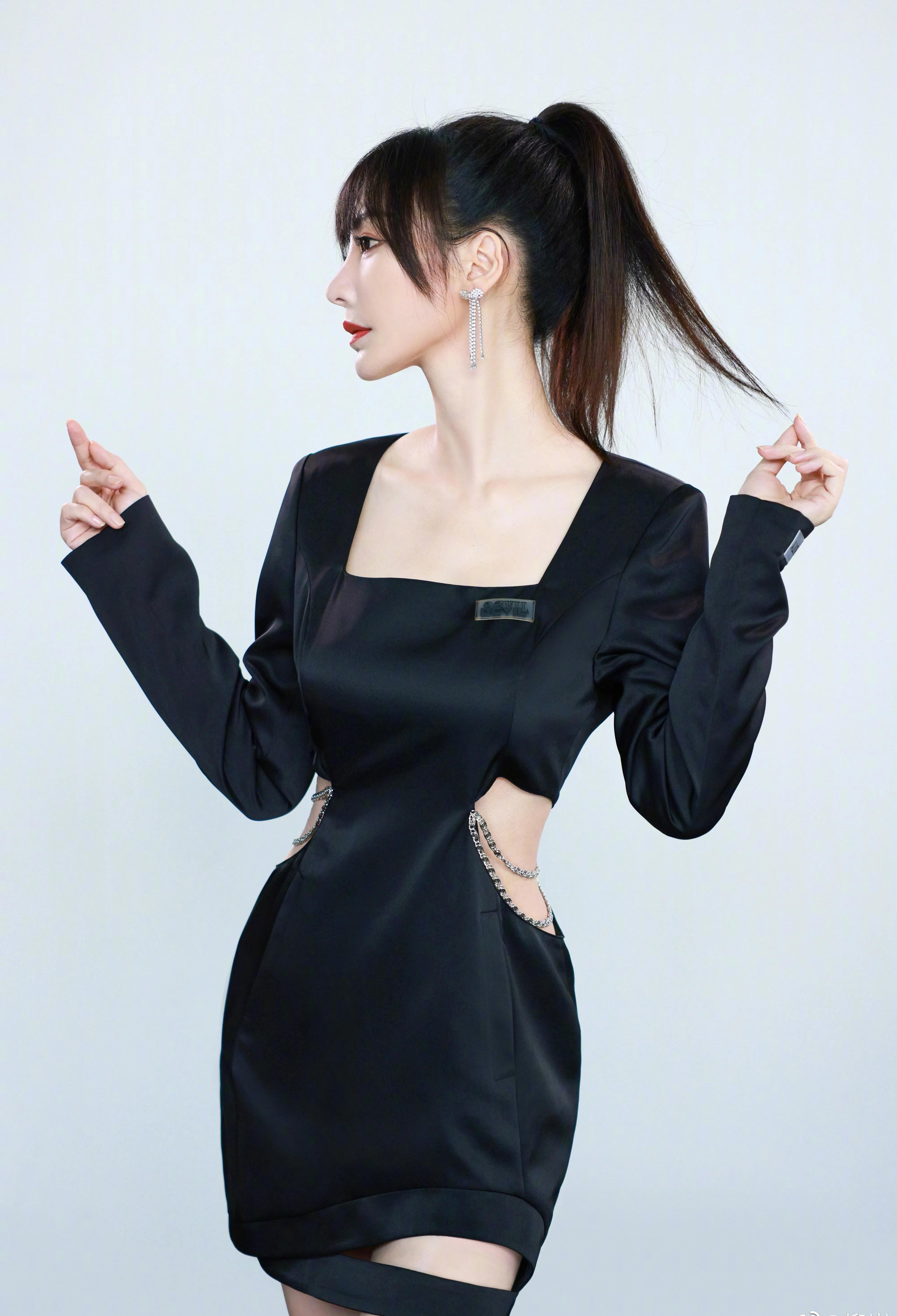 Liu Yan's sexy black silk, roadside dance, attracts everyone's attention - iNEWS
