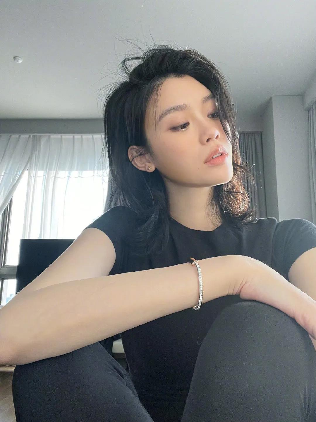 Xi Mengyao and He Youjun show sweetness on Valentine's Day - iNEWS