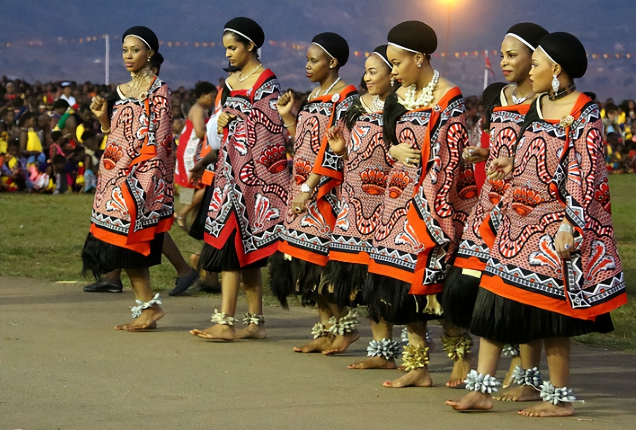 The interweaving of metal and ivory, the historical mystery of the vest ...