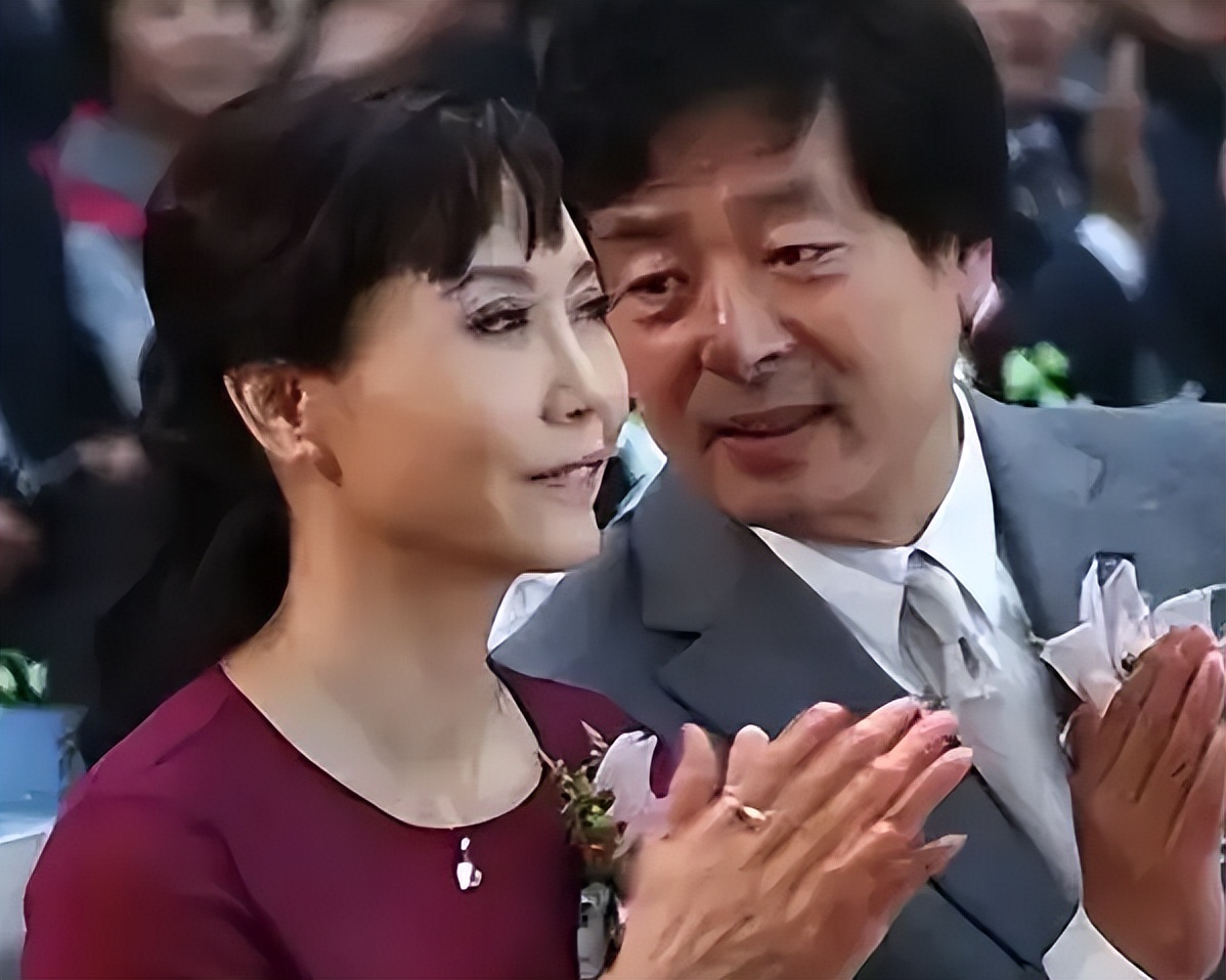 Wan Ping: She serves her mother-in-law with her husband Pu Cunxin ...