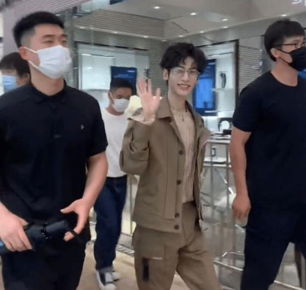 Luo Yunxi's real height is nearly 166cm? The thick-soled shoes are ...