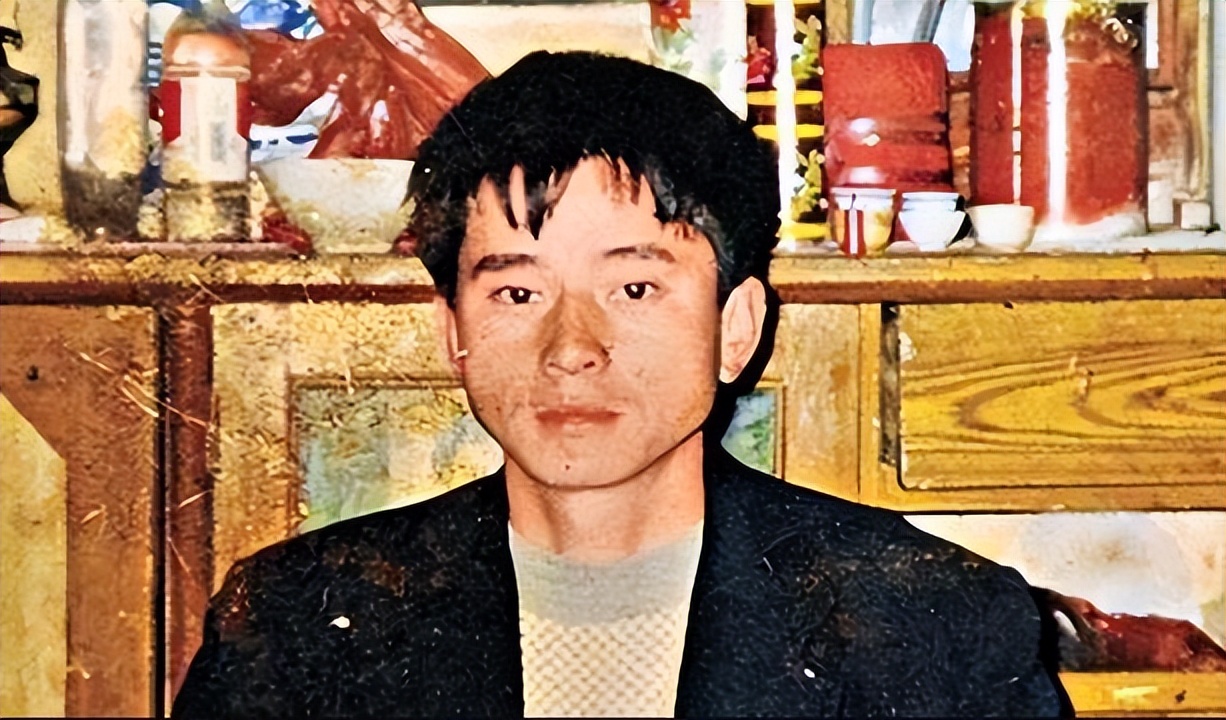 The sharp brother 12 years ago, he carried a gun and made meritorious ...