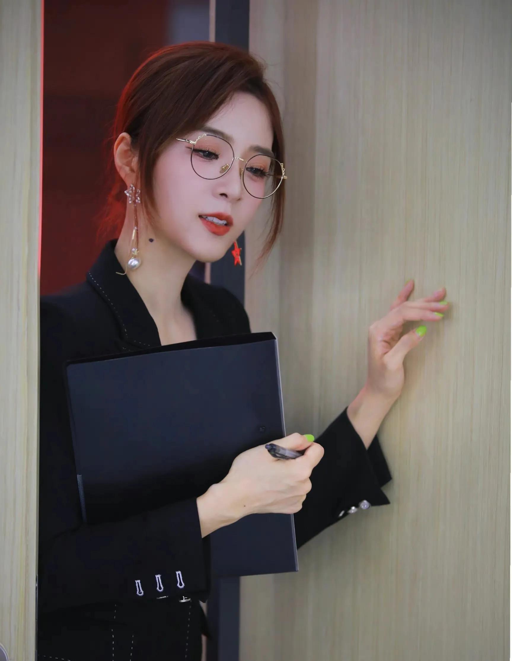 Yu Shuang wears a suit to work, looks very dazzling, and is also very ...