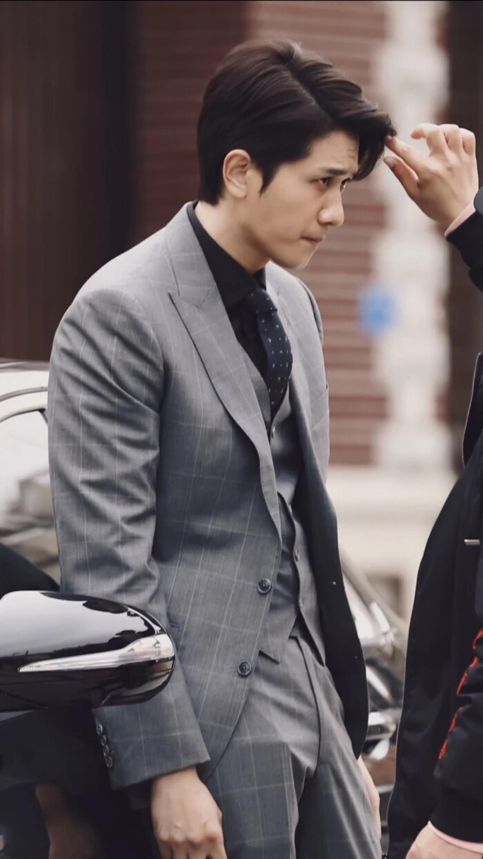 6 male stars who are nearly 1.9 meters tall, have a good ratio of head ...