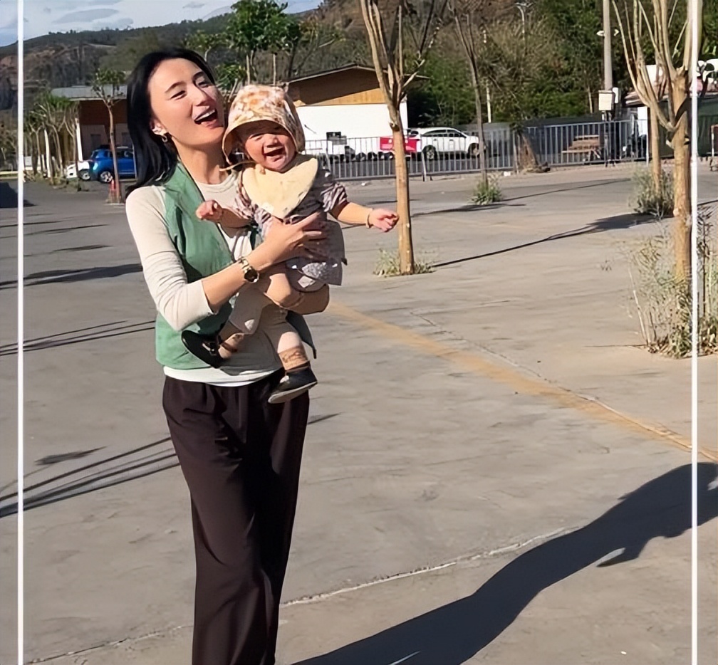 Haiha Jinxi held up Li Xia with both hands, traveled the mountains and ...