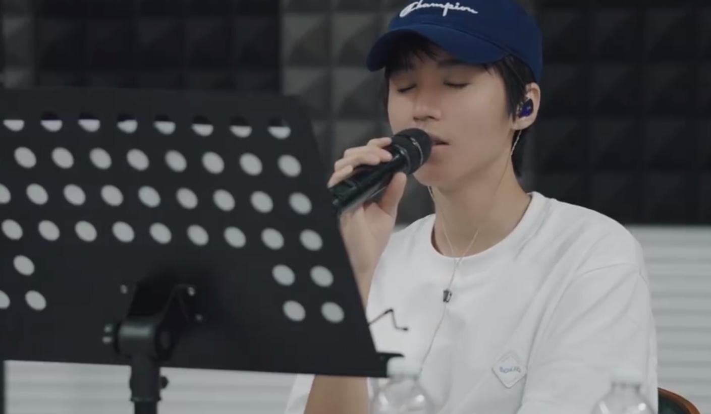 Times Fengjun posted a family portrait, Wang Junkai sat firmly in the C ...