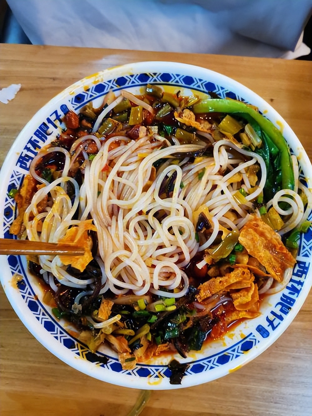 The most famous snack in Liuzhou, snail noodles, costs eight yuan for a ...