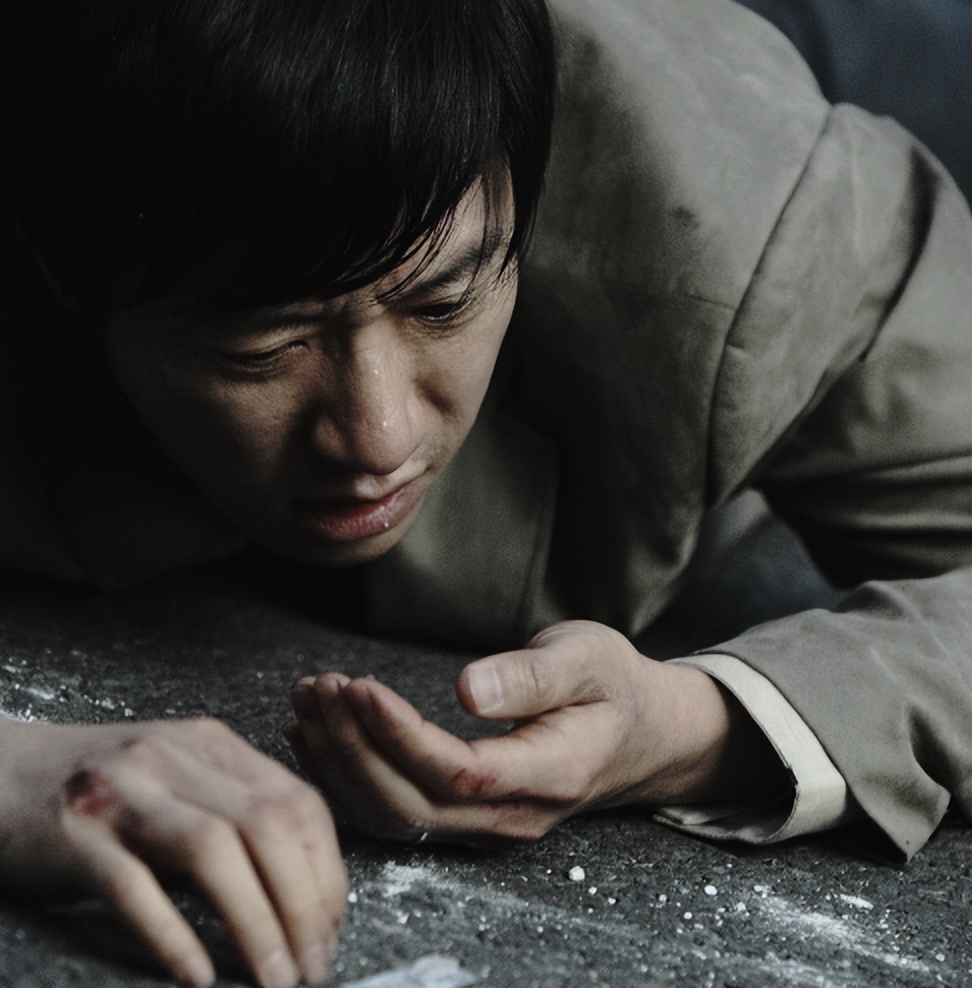 How does the movie "Invasion of Iron Worms" create a horror atmosphere ...