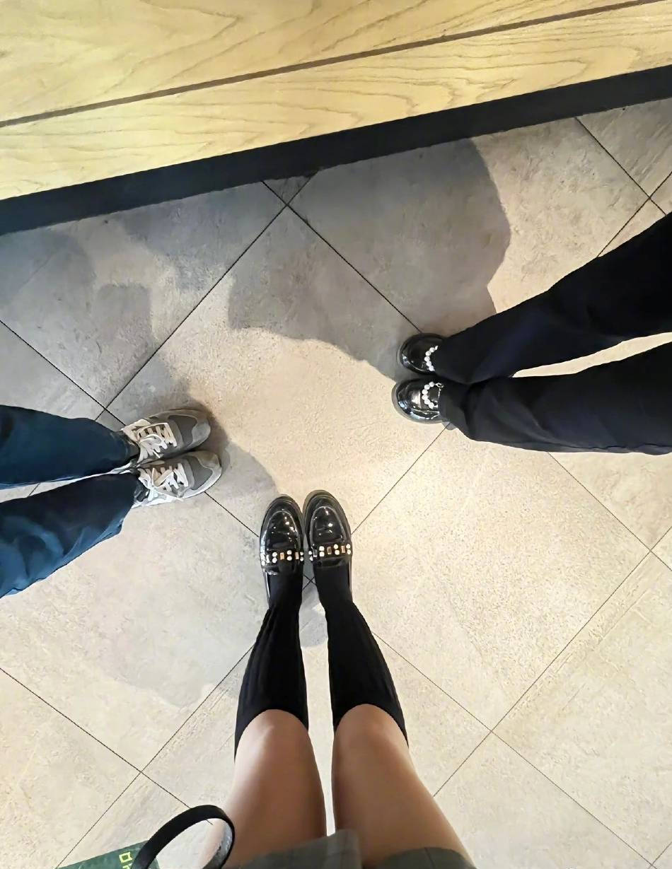 Wang Shiling returned to China on vacation and took photos with her ...