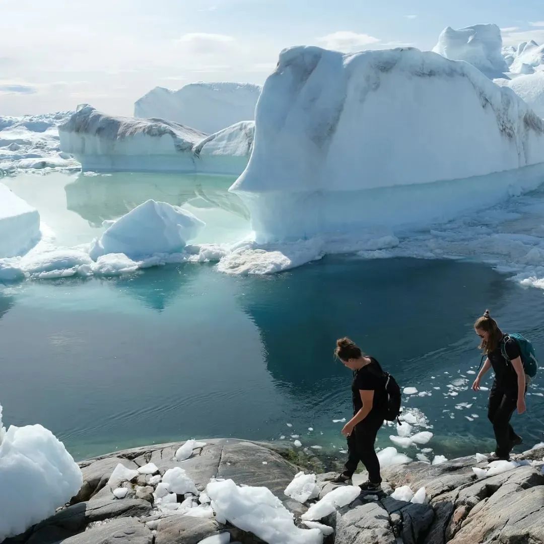 6 billion tons of ice are melted every day!Many richest people go to ...
