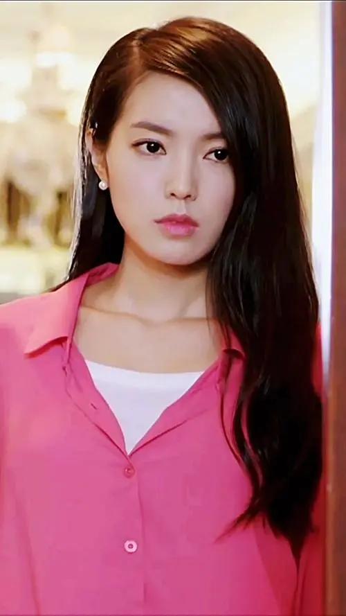 Li Qin's friend - Shin Min Hee - iMedia