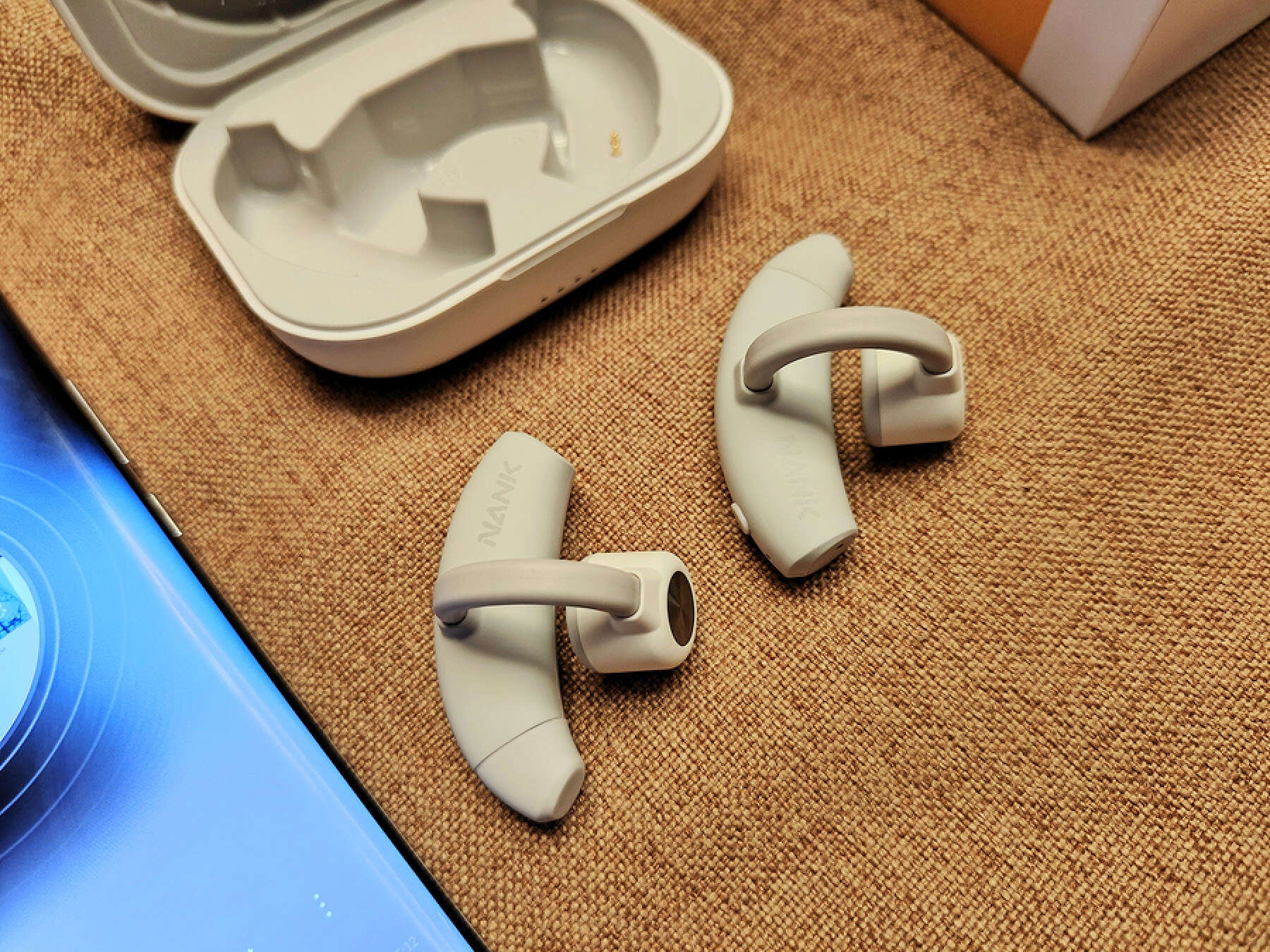 This headset is a bit strange, but it is really comfortable to wear ...