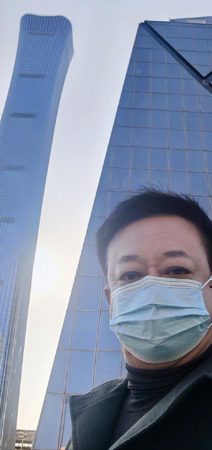 At the age of 58, Zhu Jun returned to CCTV. He dressed up carefully but ...