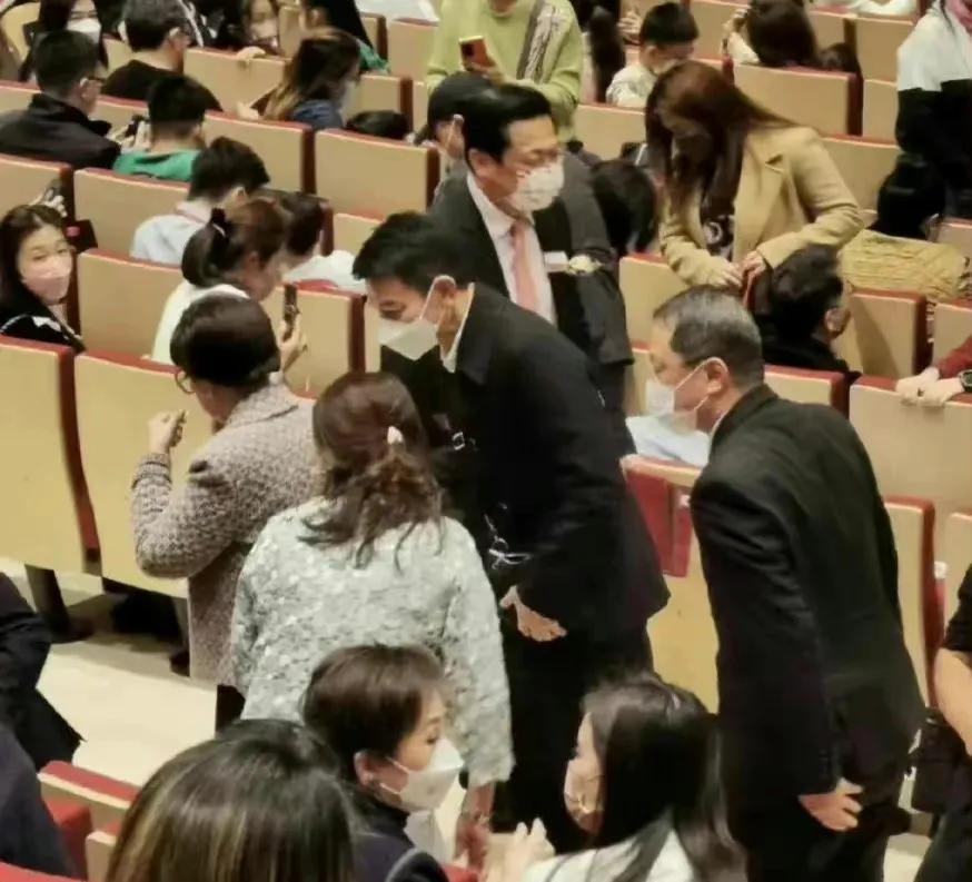 Andy Lau showed up at his daughter's school to watch the show, still ...