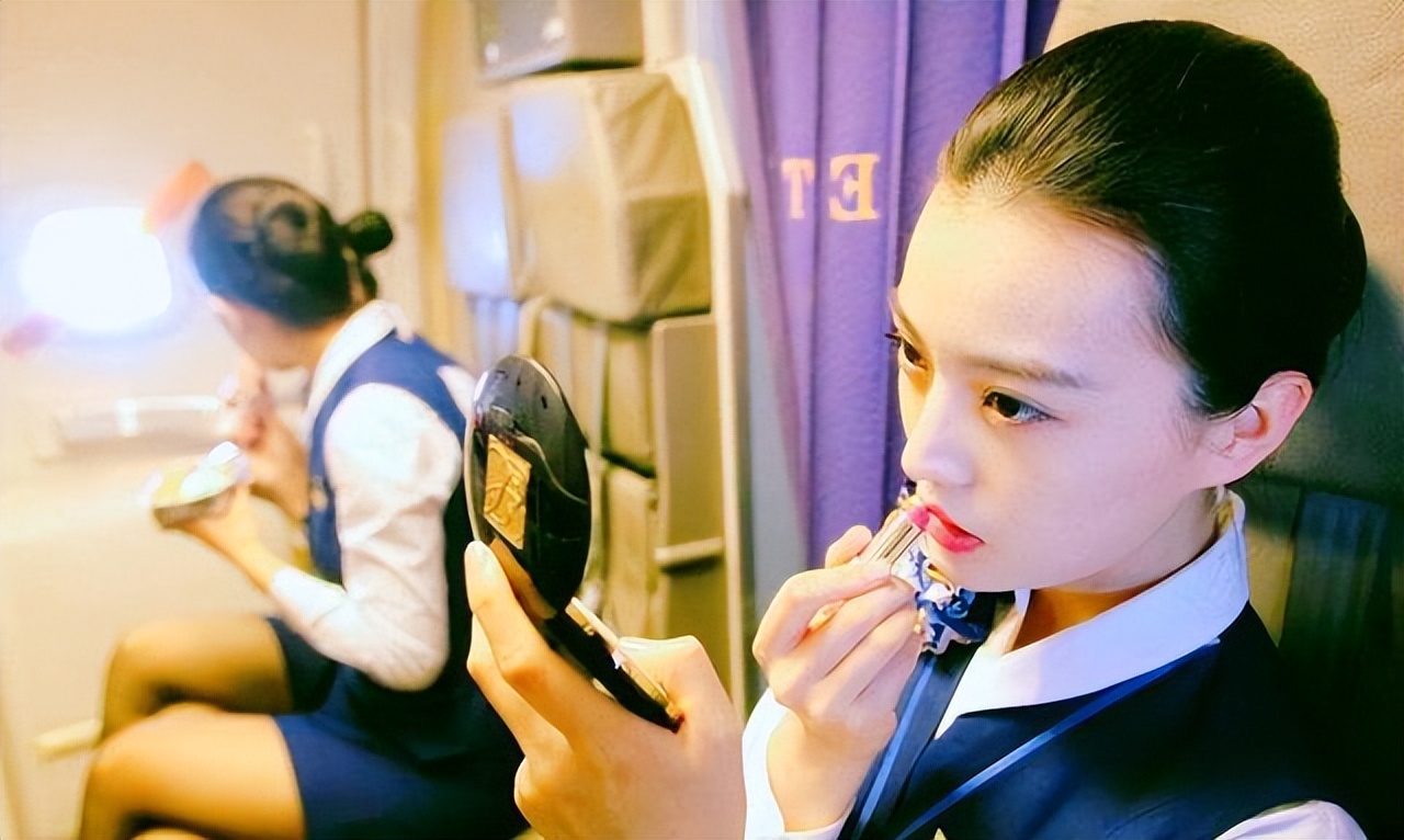 After the plane takes off, why draw the curtains of the first class ...