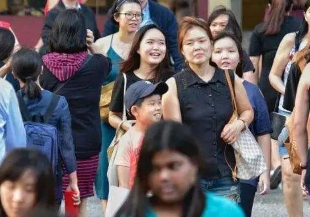 Seventy percent of Singaporeans are Chinese. Why is Chinese not a ...