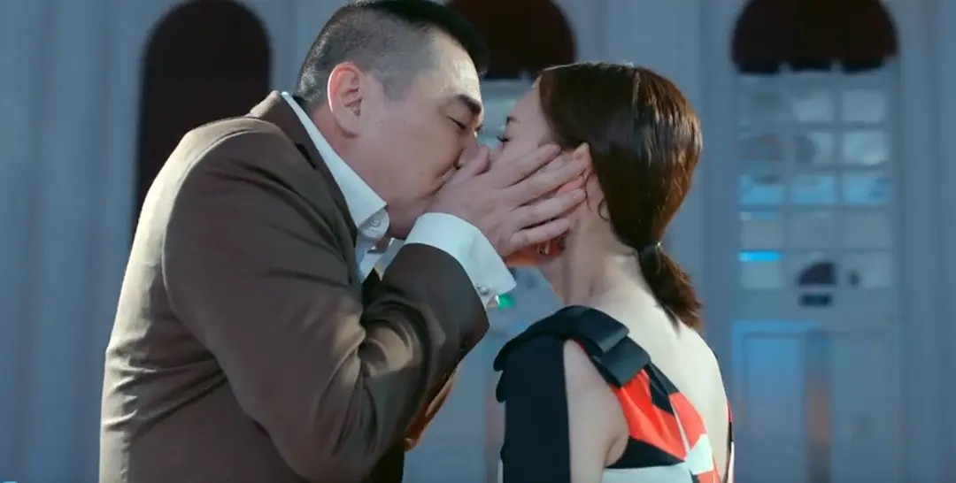 Domestic films see old and young love again, Ding Haifeng is 33 years older than the actress ...