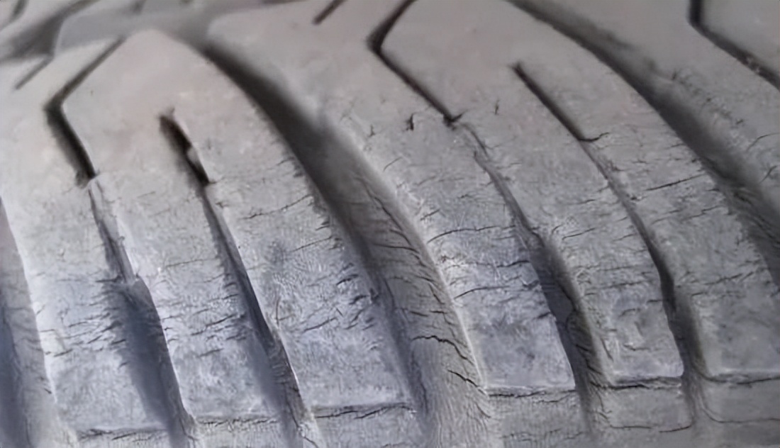 Is it normal for BMW tires to have small cracks or not? - iNEWS