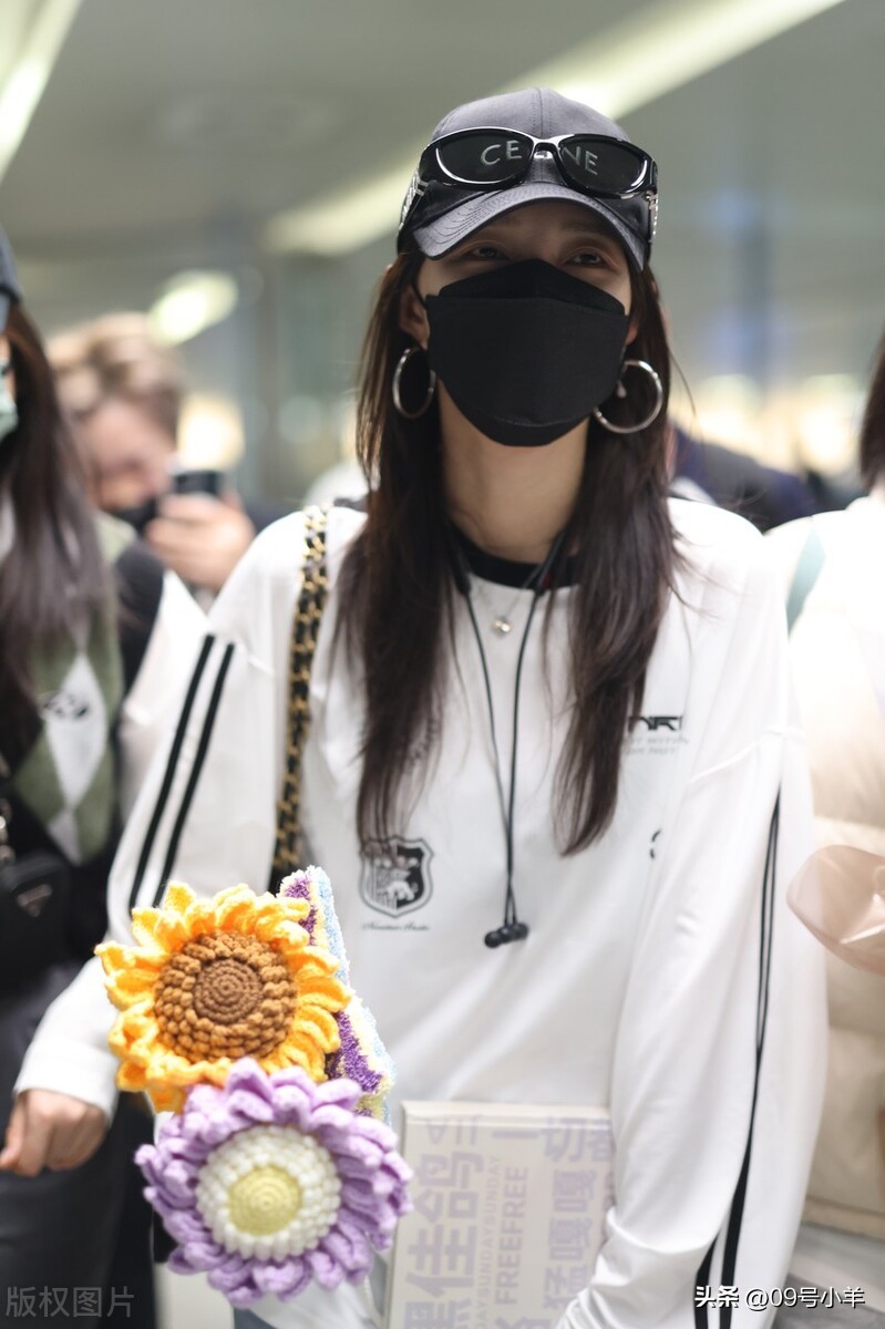 Meng Jia appeared at Shanghai Hongqiao Airport and was presented with ...