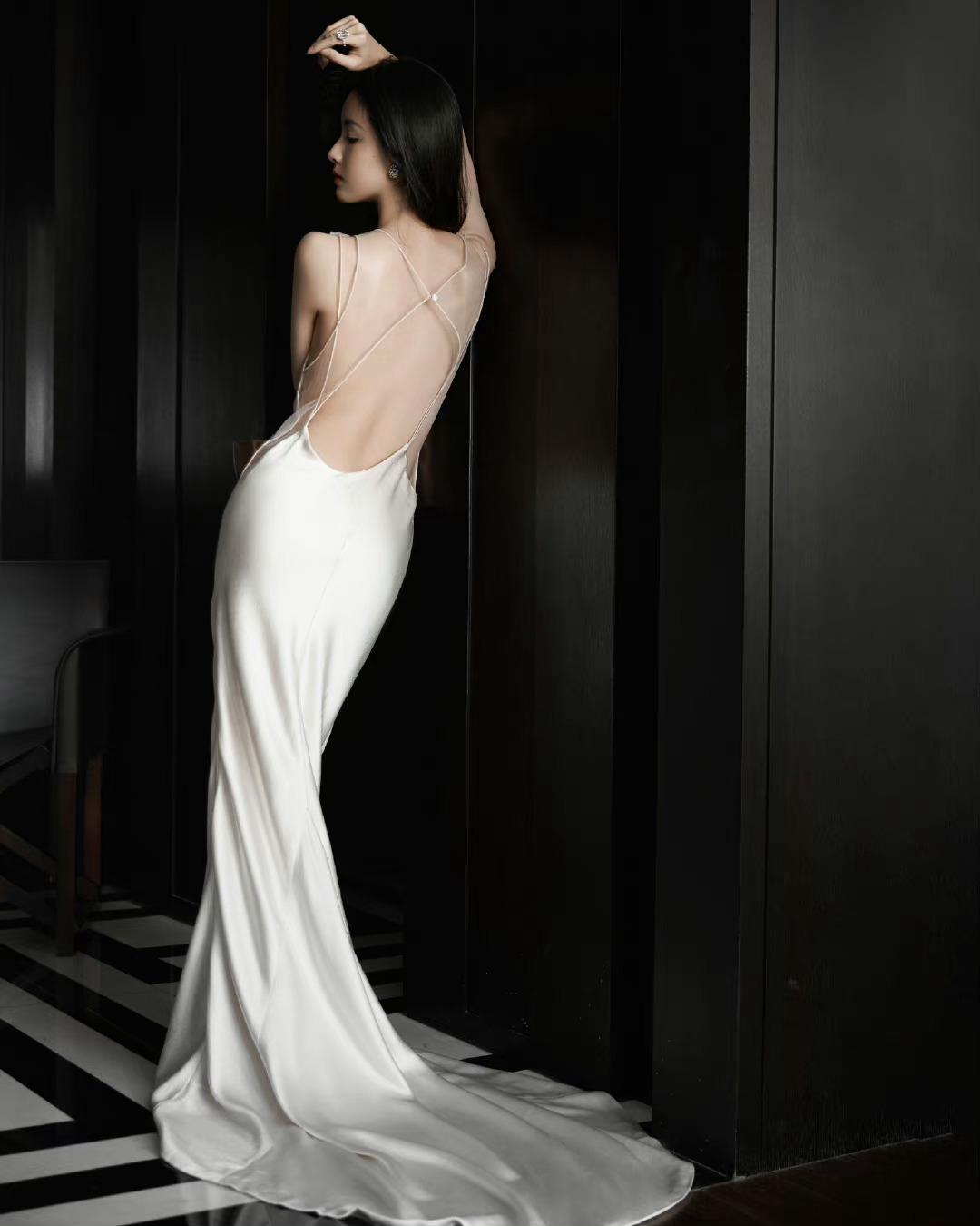 Chen Duling dared to wear it this time. She showed off her sexy in a white dress with a backless ...