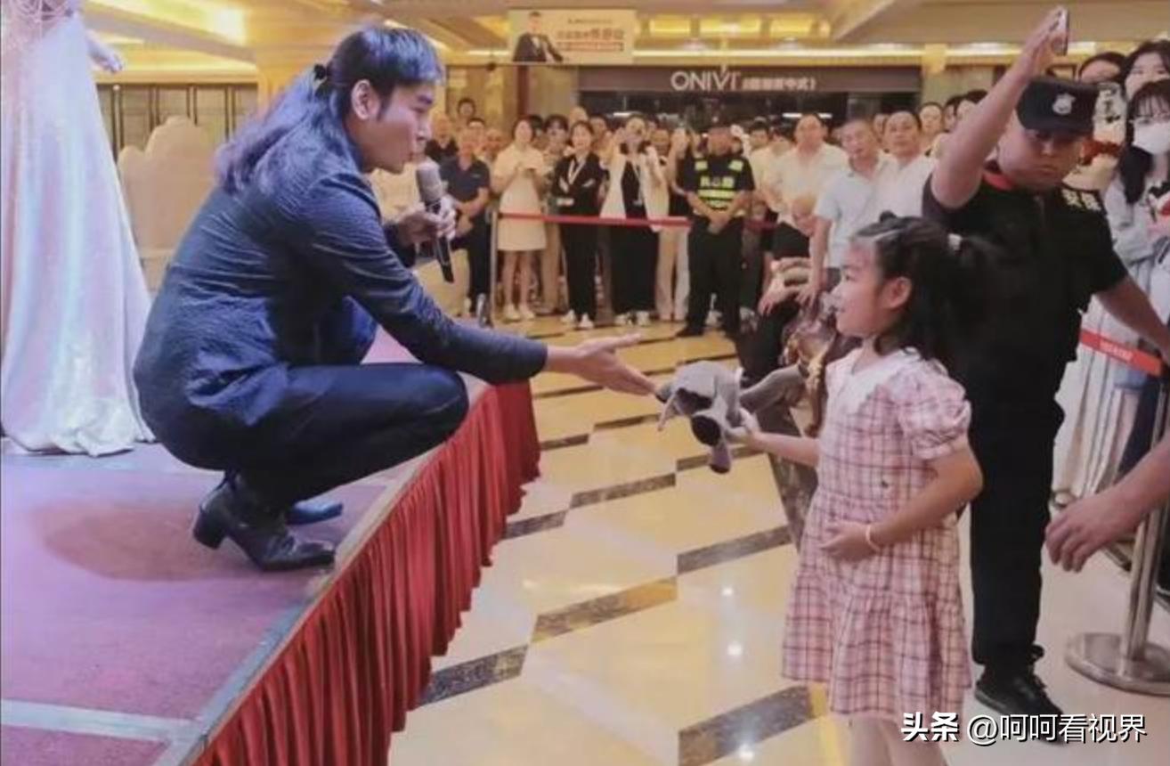 Remember Li Xunhuan from "Little Li Flying Knife"? Now 55 years old ...