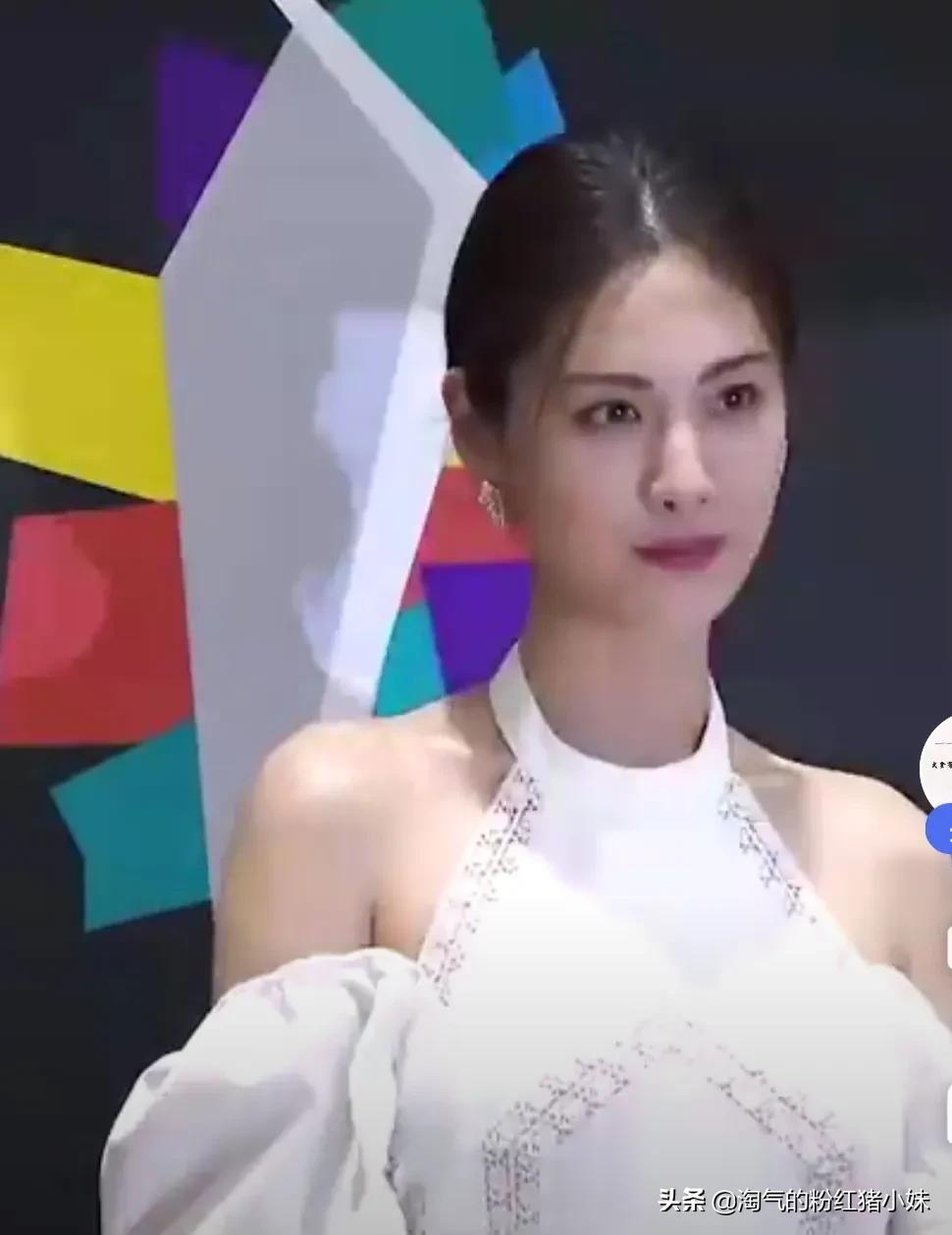 The most beautiful face goddess Lin Zhenna, wearing a long white dress ...