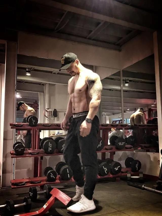 "Special War Glory" Yang Yang is too thin and wears fake shoulder ...