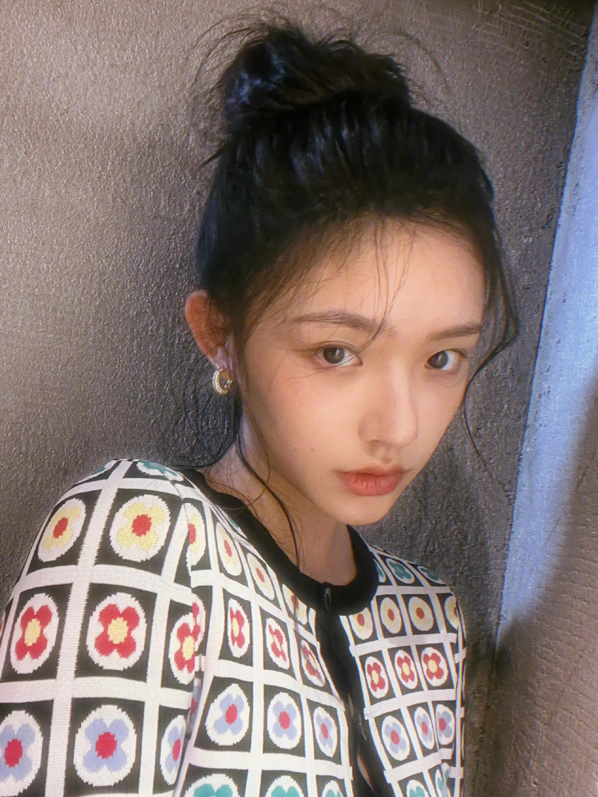 Lin Yun took beautiful photos, wearing an ultra-short umbilical dress ...