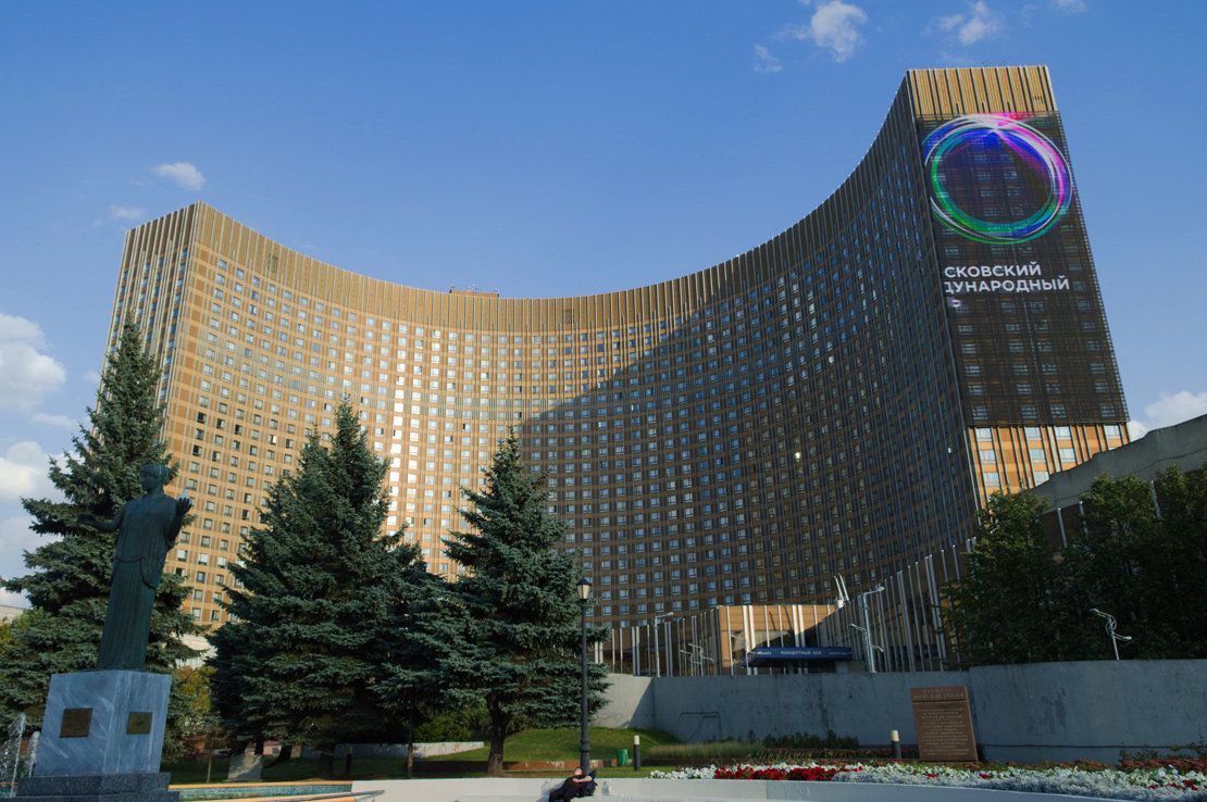 Blind your eyes! Russian LED display: light up the future, inspire ...