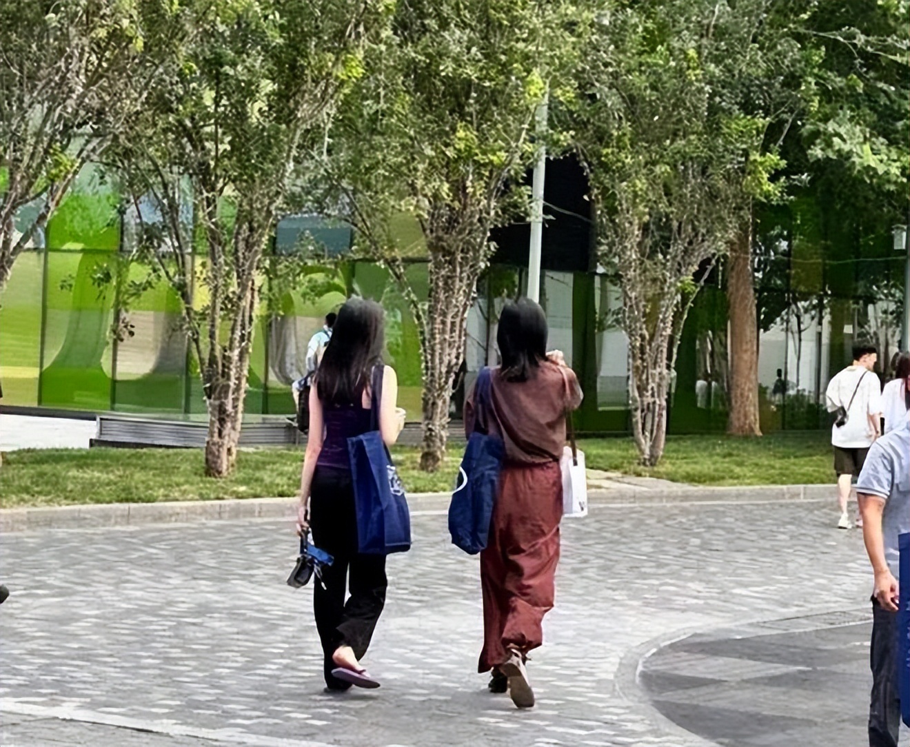 A netizen ran into Li Yan and her stepmother Haiha Jinxi for shopping ...