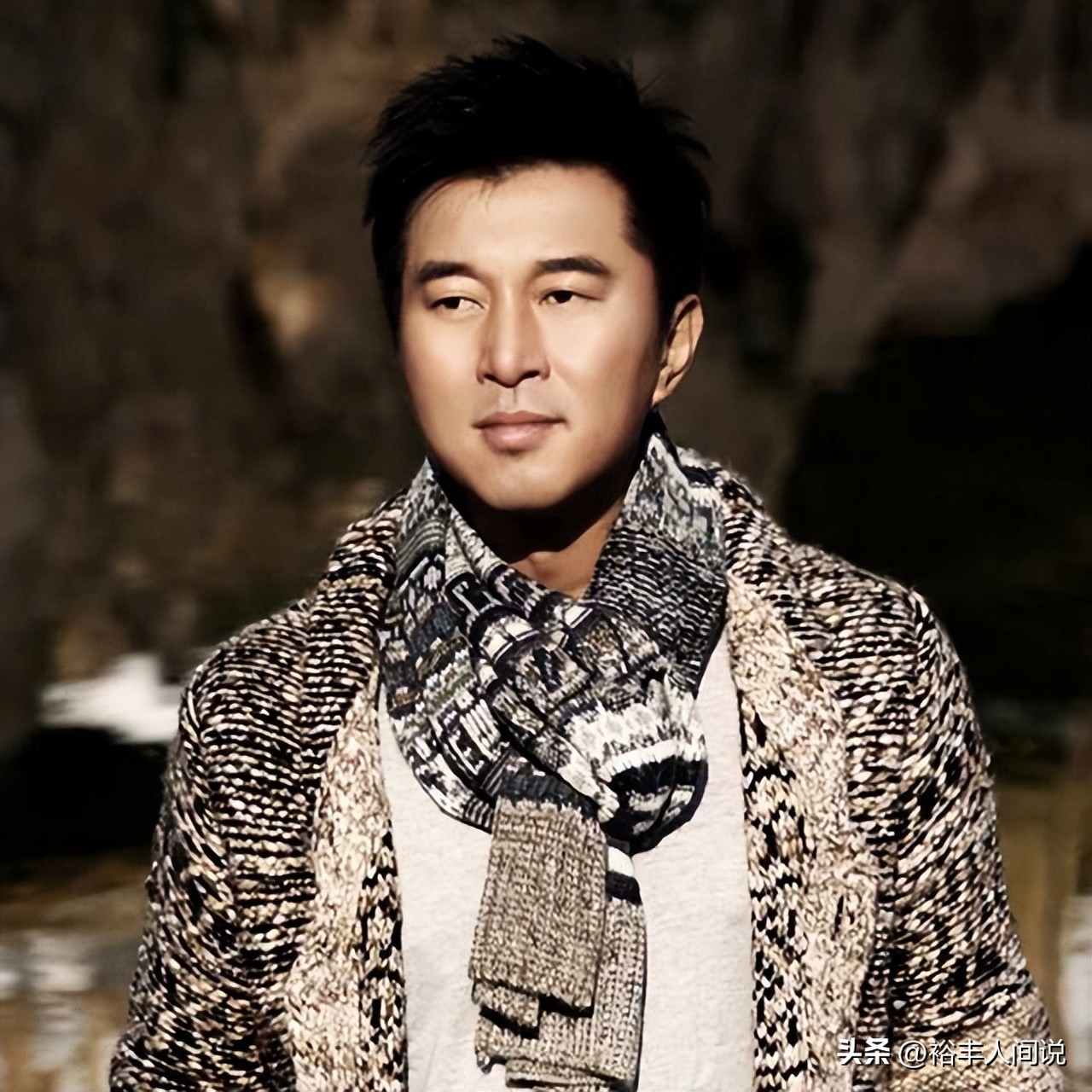 54-year-old Man Wenjun officially "comes back"! There are gray hairs on ...