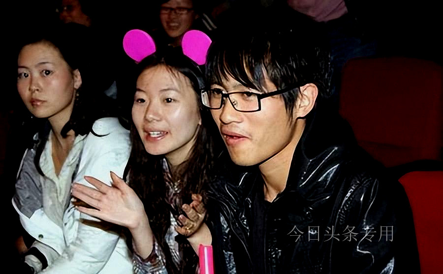 Han Han took his wife to the airport. She looked elegant and plain ...